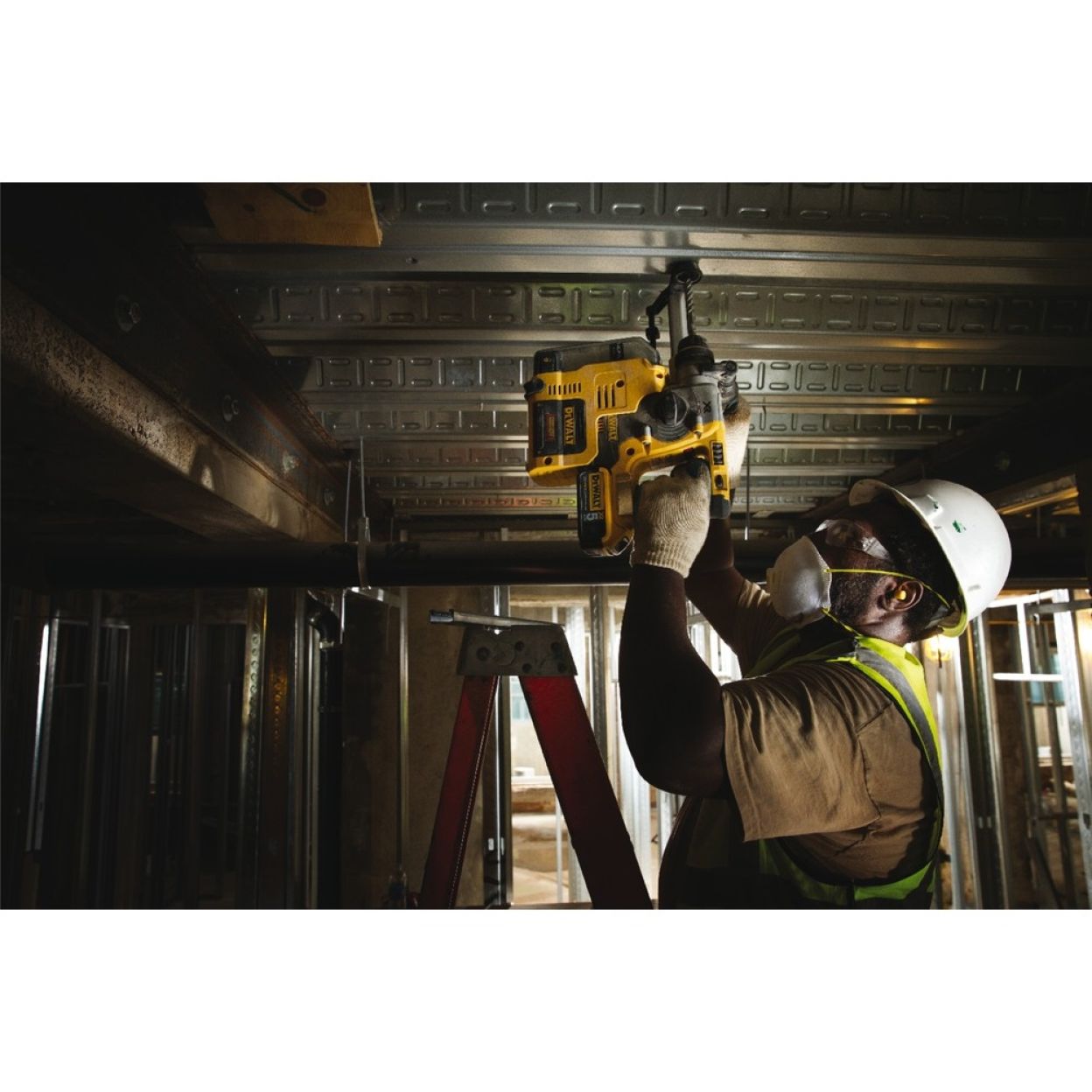 Купить DEWALT D25303DH пылесборник с HEPA-фильтром для перфораторов ...